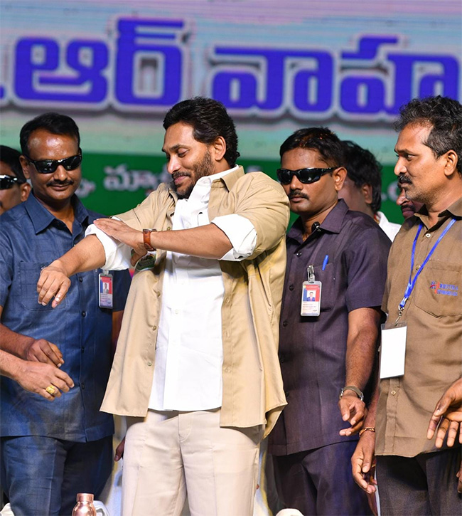 విజయవాడ వాహనమిత్ర సభలో సీఎం జగన్‌ (ఫొటోలు) | YSR Vahana Mitra Scheme: CM YS Jagan At YSR Vahana ...
